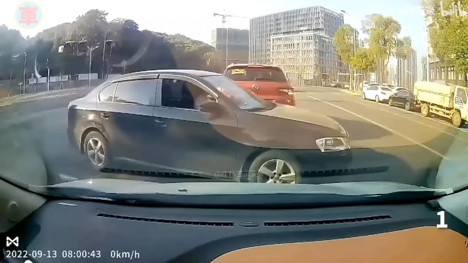 三寶大媽開車橫停路中央當GTA玩？ 無懼喇叭聲大搖大擺送小孩下車上學 | 地球黃金線