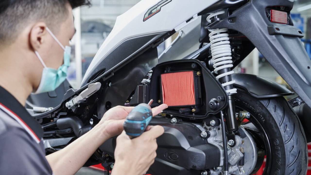 交通部資料顯示電動機車一年比燃油車多付千餘元！ 多花的錢都在「租電池」 | 地球黃金線