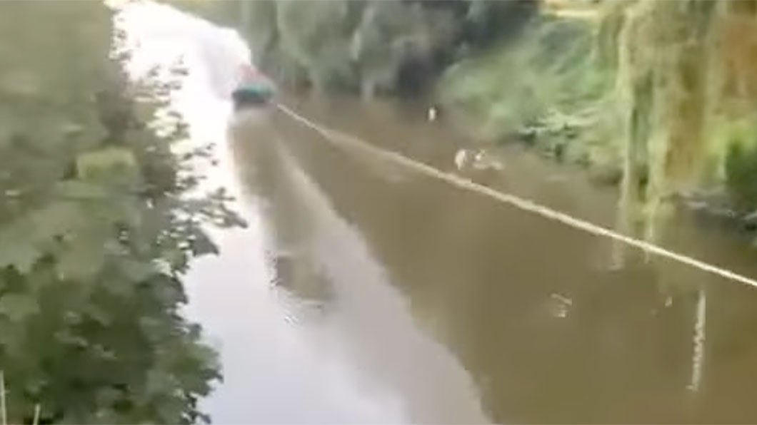 男人的快樂就是這麼簡單 用引擎拖橡皮艇速度超驚人！ | 地球黃金線