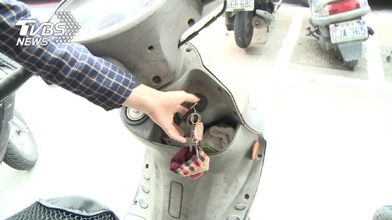 機車鑰匙鎖在車廂內怎麼辦？老司機傳授「2招」車行老闆提供「免費3秒」解法 | 地球黃金線