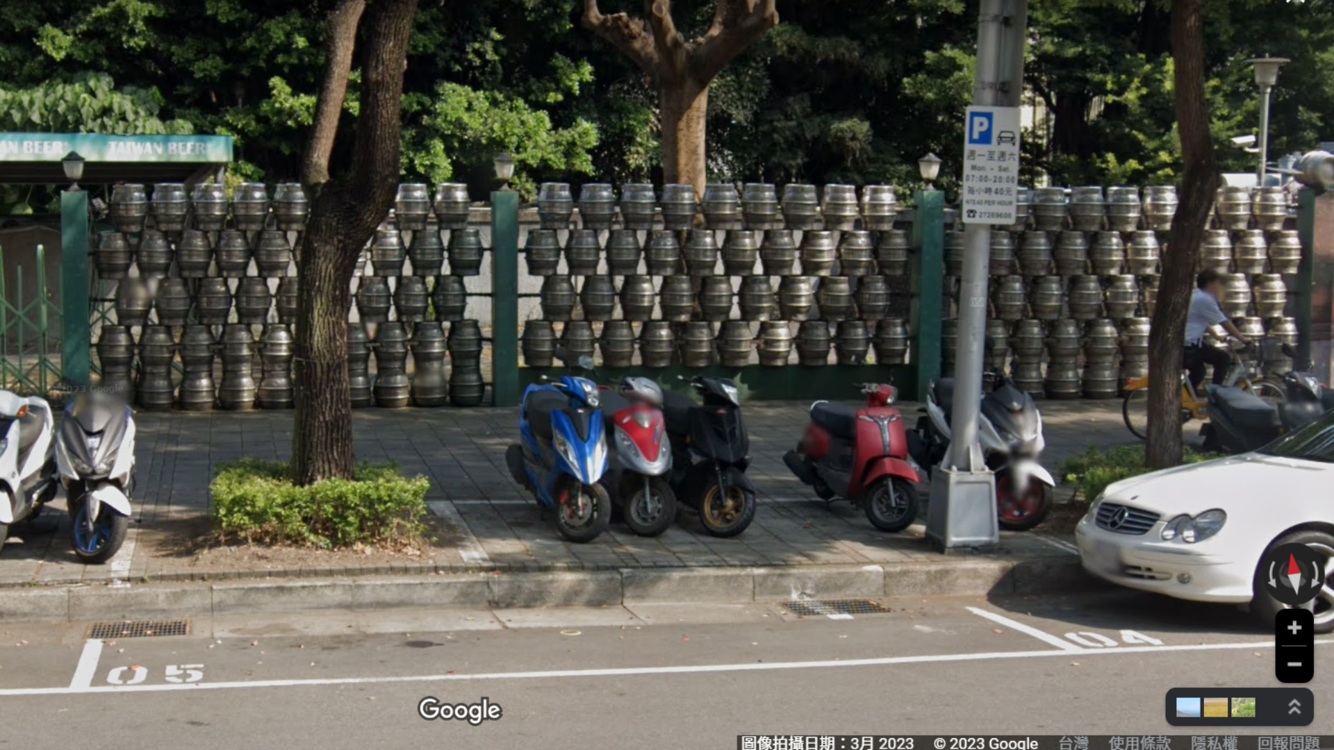 騎下人行道被開單卻見警無視汽車違停 網氣炸：選擇性執法？ | 地球黃金線