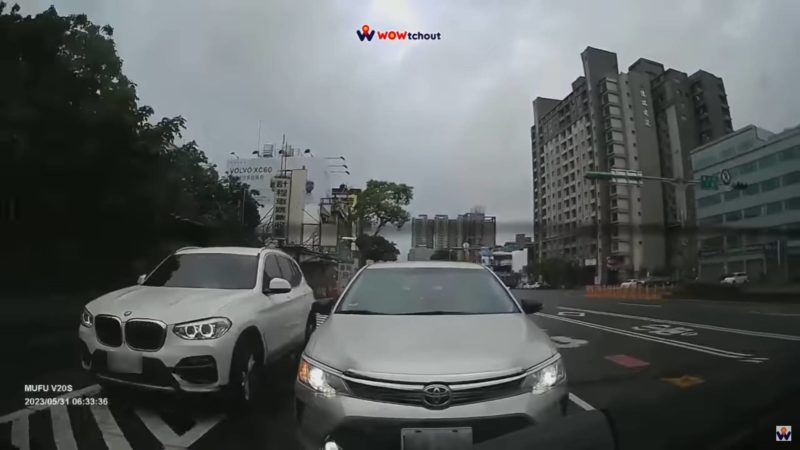 BMW與Toyota匝道激烈搶線遭警方開罰 網配「對味賽評」酸：F1台灣站開跑 | 地球黃金線