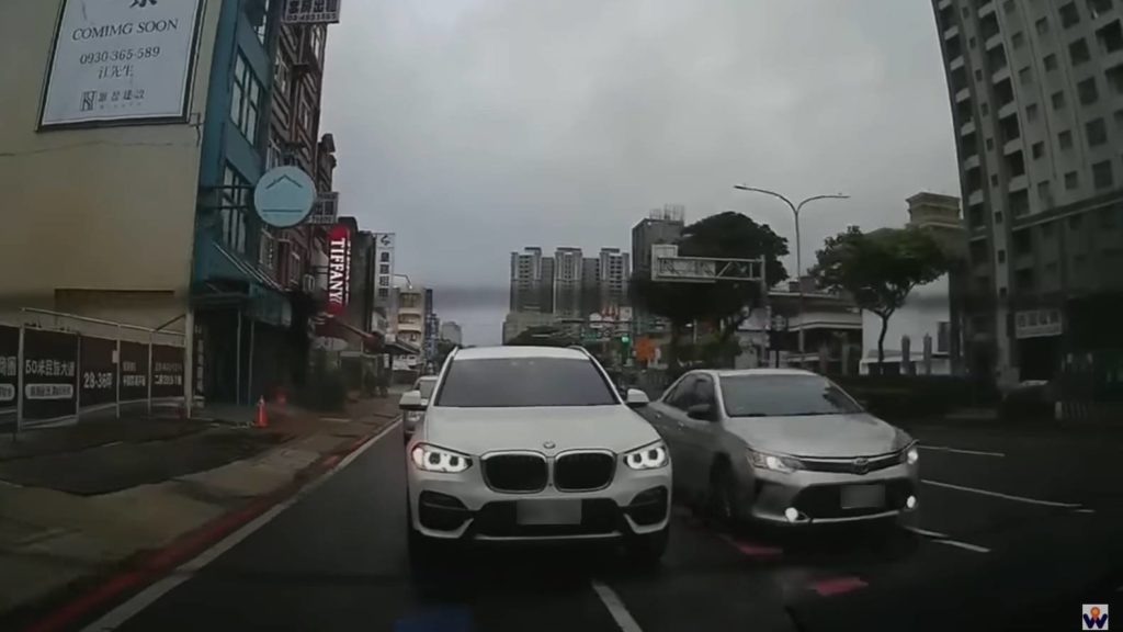 BMW與Toyota匝道激烈搶線遭警方開罰 網配「對味賽評」酸：F1台灣站開跑 | 地球黃金線