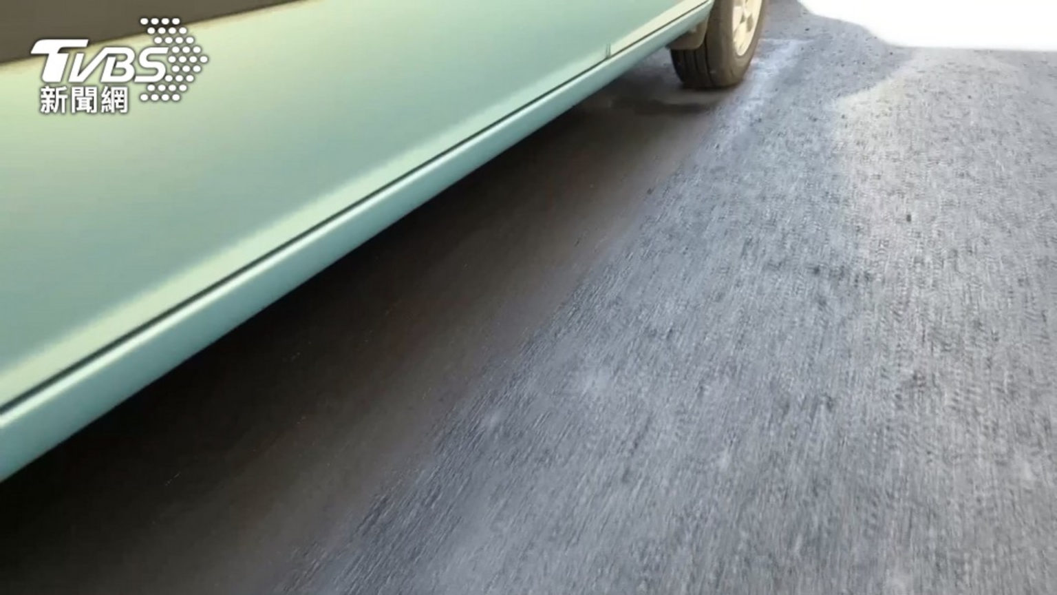 停車格在南投有當地的玩法？老伯竟在新鋪設路面私劃標線 還嗆：我不怕啦！ | 地球黃金線