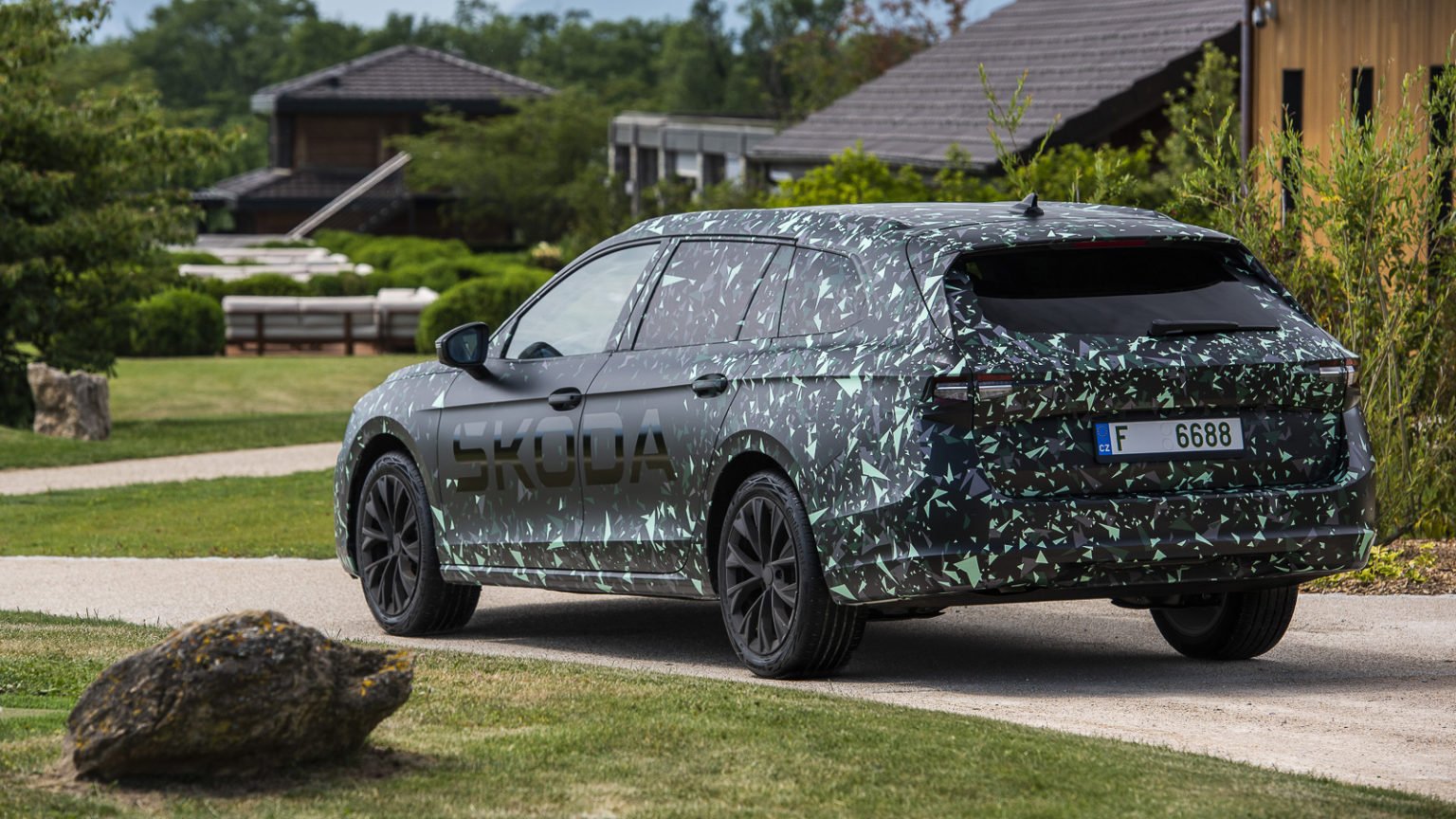 新世代Superb尺碼規格與動力細節全曝光 Škoda預告11月全球首演亮相 | 地球黃金線