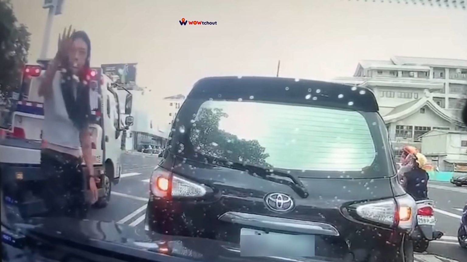 22歲女等紅燈「倒退嚕」撞車 質疑遭追撞嗆「踹共」引網猜：八成在滑手機 | 地球黃金線