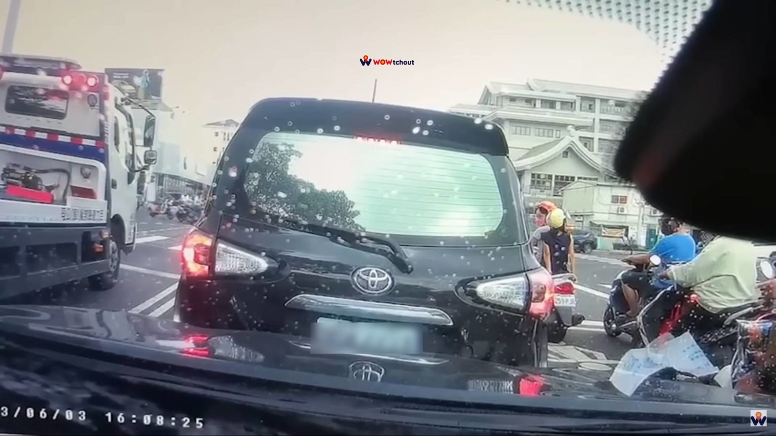 22歲女等紅燈「倒退嚕」撞車 質疑遭追撞嗆「踹共」引網猜：八成在滑手機 | 地球黃金線