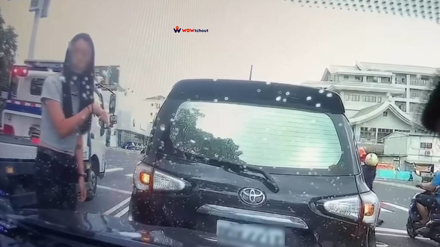 22歲女等紅燈「倒退嚕」撞車 質疑遭追撞嗆「踹共」引網猜：八成在滑手機 | 地球黃金線