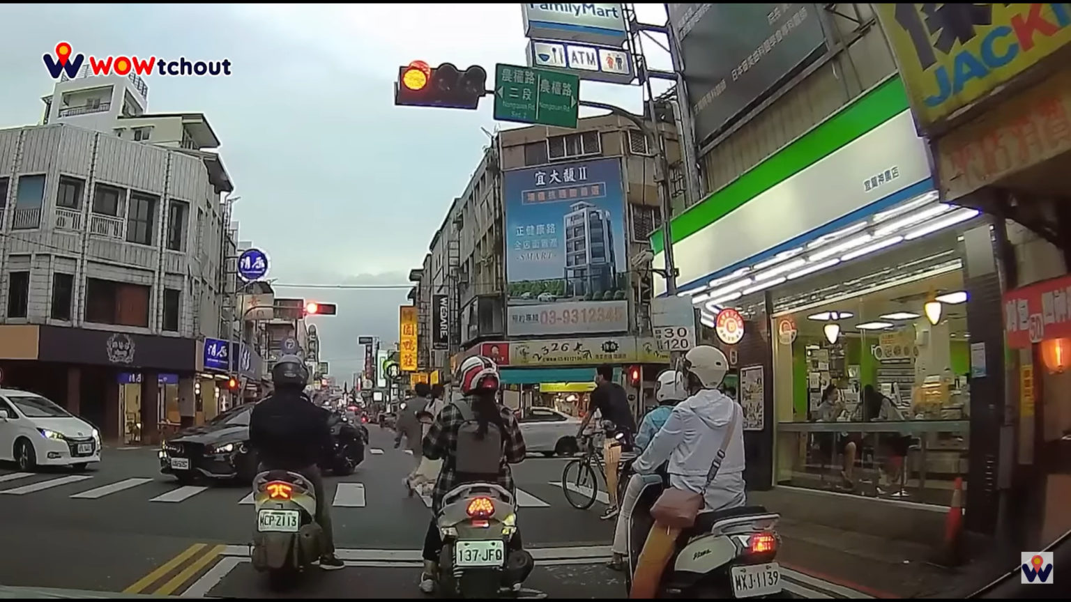 行人地獄新境界！ 路人過馬路遭惡煞下車嗆聲！ | 地球黃金線