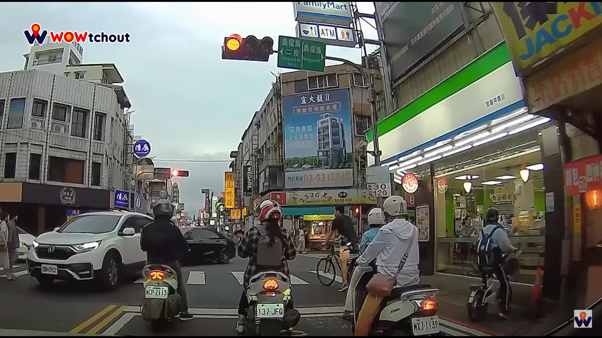 行人地獄新境界！ 路人過馬路遭惡煞下車嗆聲！ | 地球黃金線