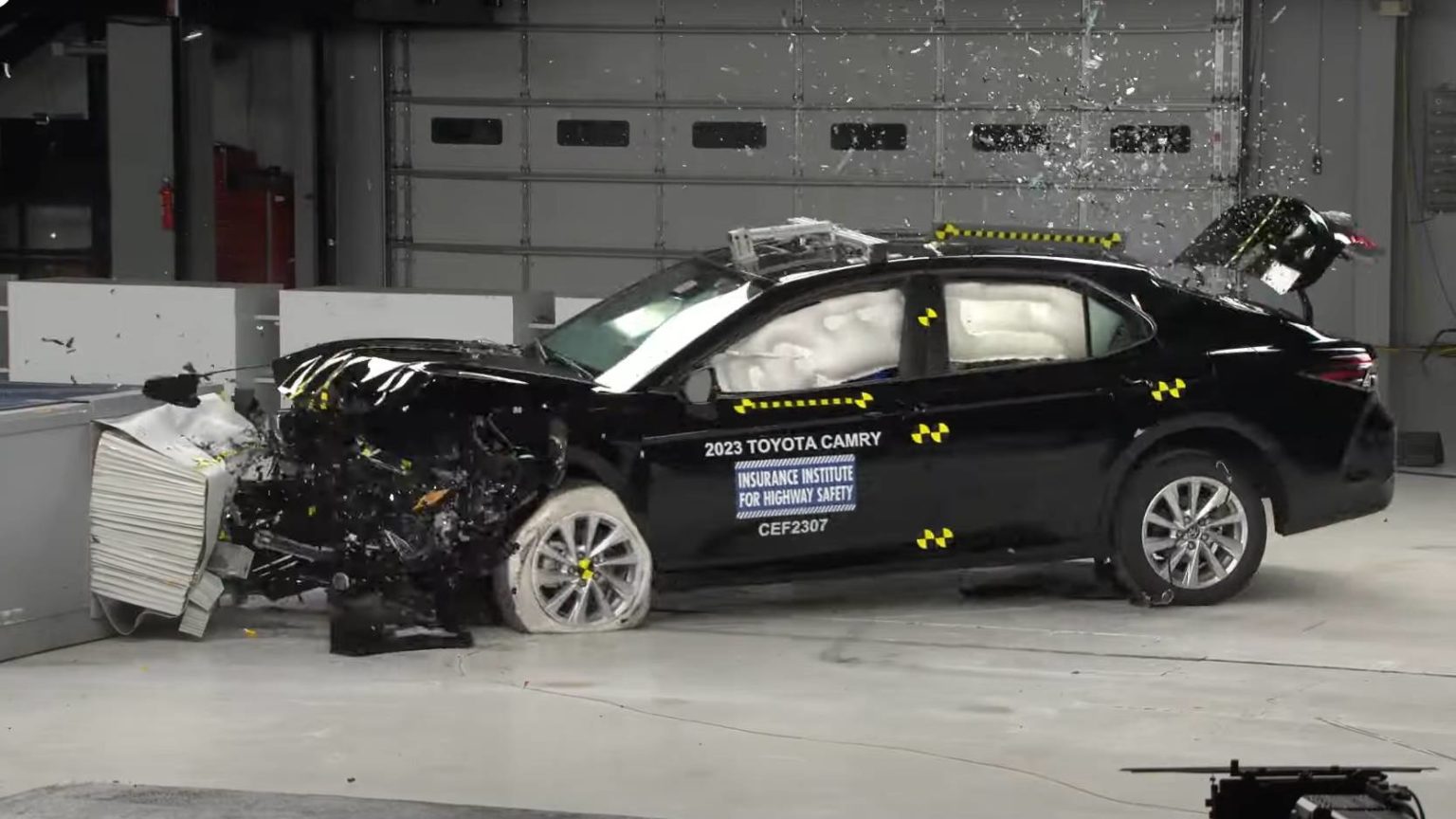 IIHS撞測7款中大型車「後座安全」僅1台獲Good Camry與Altima差強人意 | 地球黃金線