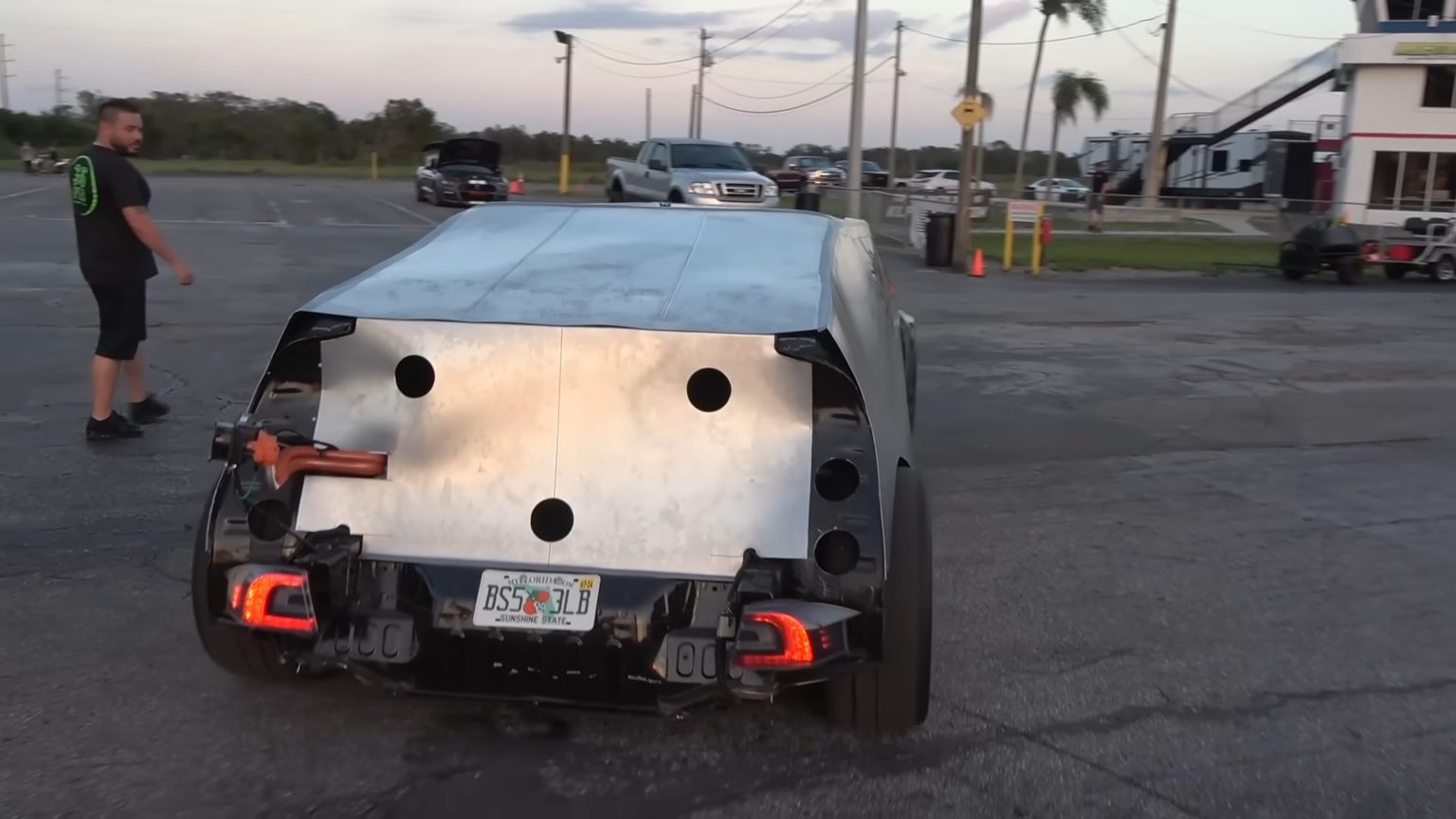 世界最速特斯拉Model S Plaid出爐 就連駕駛也挑最輕的！ | 地球黃金線