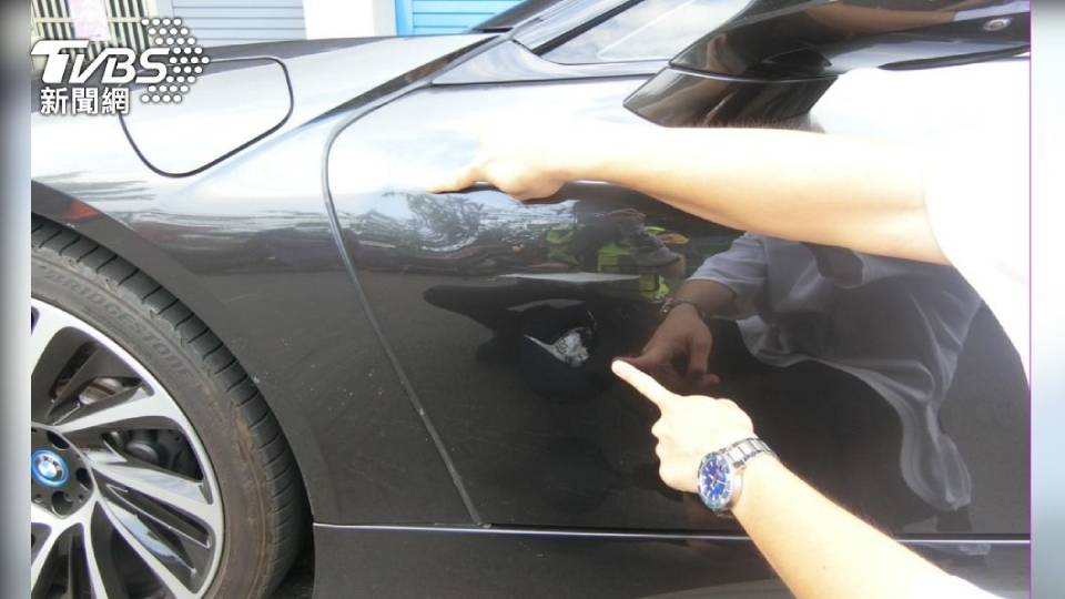 千萬級BMW遭大媽騎車擦撞「修車費17萬」 停下撇一眼竟若無其事「肇逃」 | 地球黃金線