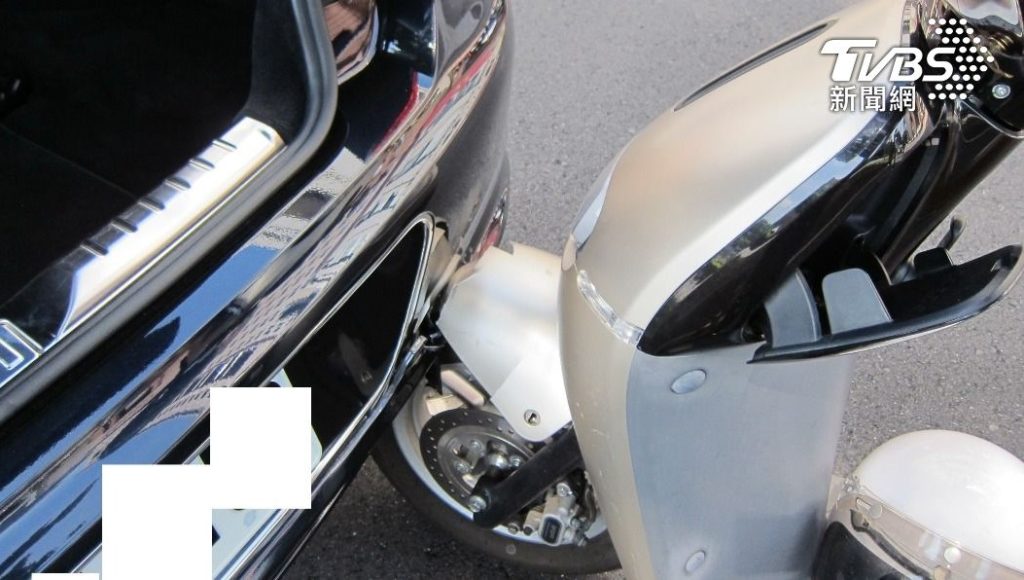 哭了！閃公車變換車道失敗 「狗狗肉」前輪狠親上賓利 | 地球黃金線