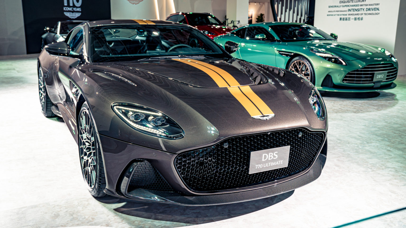 Aston Martin DBS 770 Ultimate亮相！同步展出經典DB車系DB12 | 地球黃金線