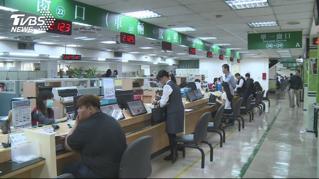 高風險駕駛換發「1至6年短期駕照」10月31日實施！交通部：依違規程度分級 | 地球黃金線