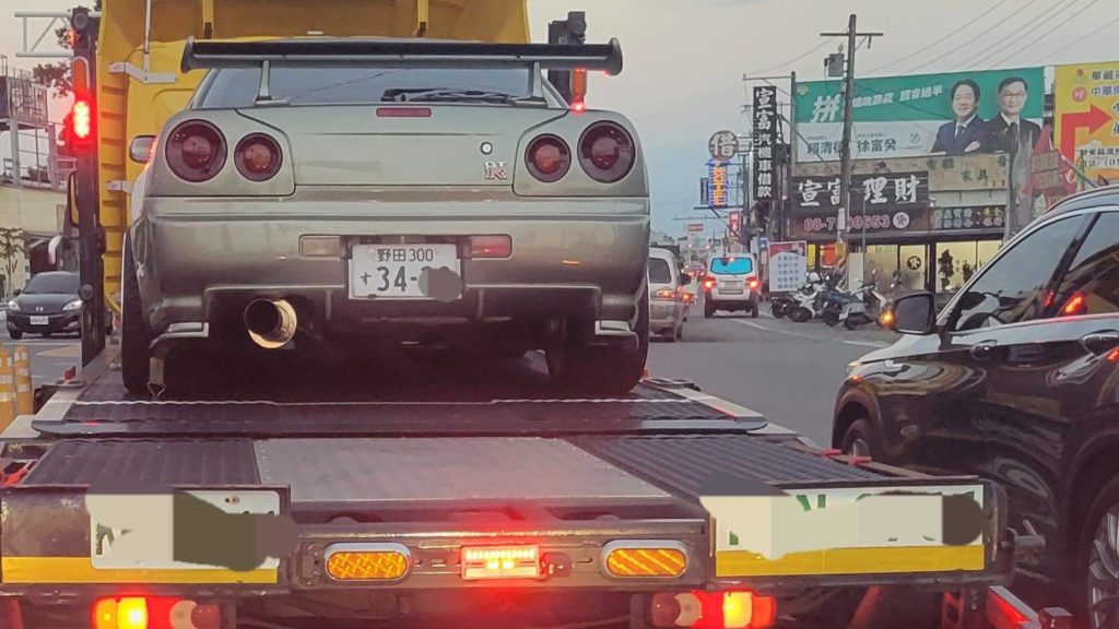 台灣街頭驚見日本車牌的R34 GT-R！東瀛戰神車主現身透露「驚人改裝」 | 地球黃金線