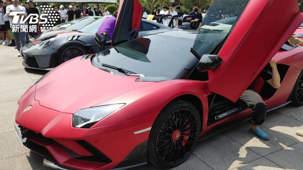60輛超跑車聚總價破7.2億元！保時捷、藍寶堅尼等車款齊聚高雄做公益 | 地球黃金線