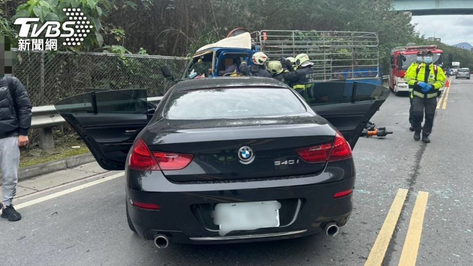 無照男疑似為撿手機慘釀禍！BMW逆向衝撞貨車車頭全毀 | 地球黃金線