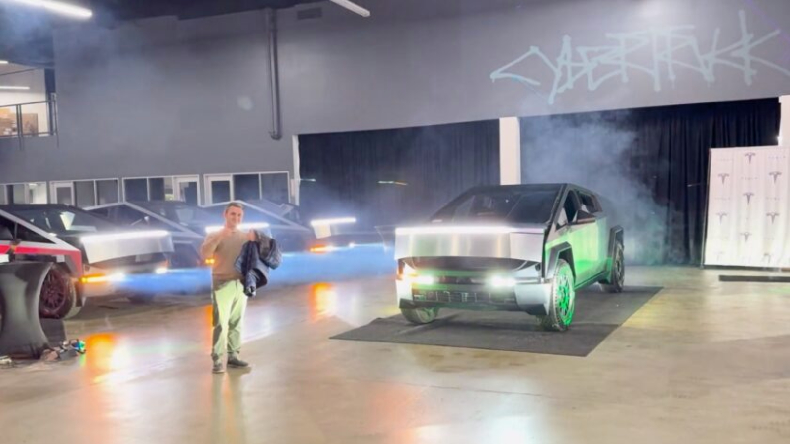 Cybertruck不只炫砲交車也浮誇！美國特斯拉用燈光秀功能感動車主 | 地球黃金線