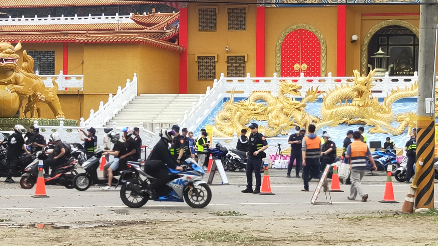 出動空拍機蒐證抓山道猴子！警方於台中136線取締21件違規車輛 | 地球黃金線