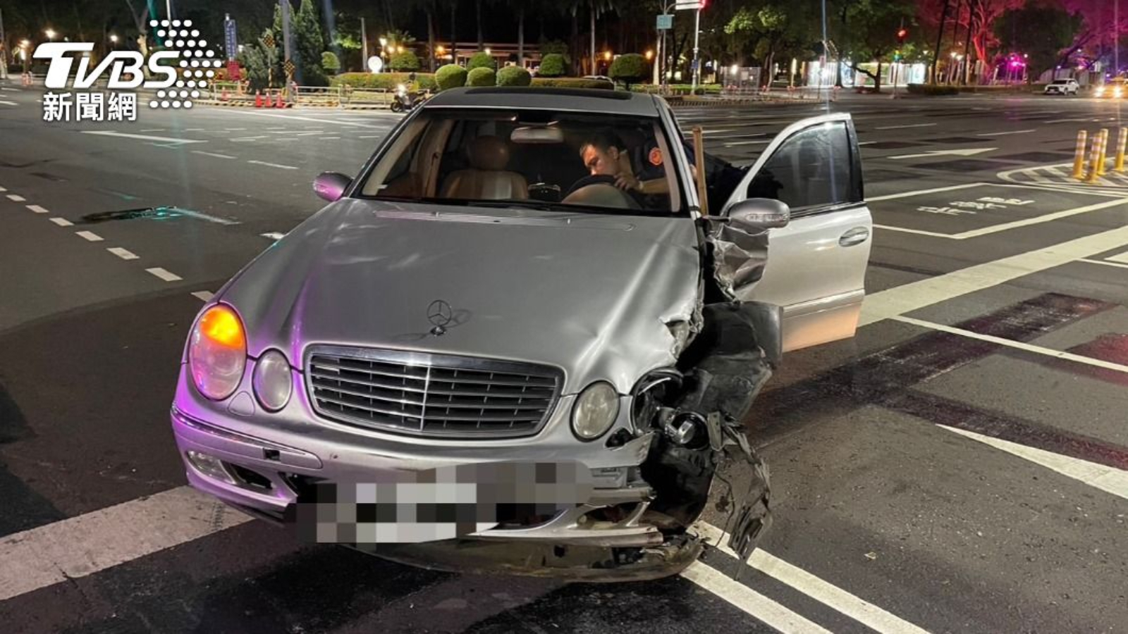 黑車狂飆撞擊對向轉彎車！賓士車頭毀損「被迫迴轉」180度 | 地球黃金線