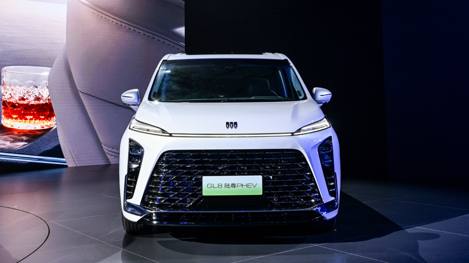 中國Buick GL8陸尊PHEV開價162萬起！上汽通用別克強勢挑戰Toyota Alphard | 地球黃金線