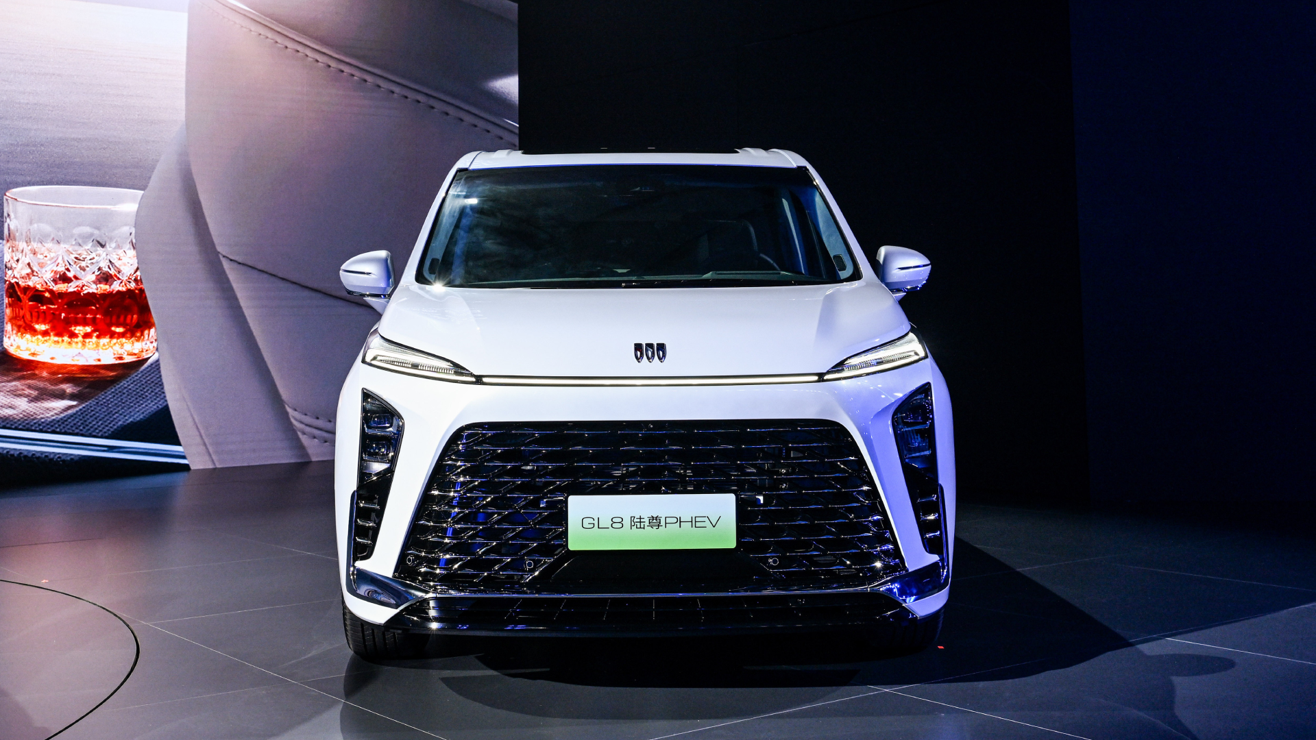 中國Buick GL8陸尊PHEV開價162萬起！上汽通用別克強勢挑戰Toyota Alphard | 地球黃金線