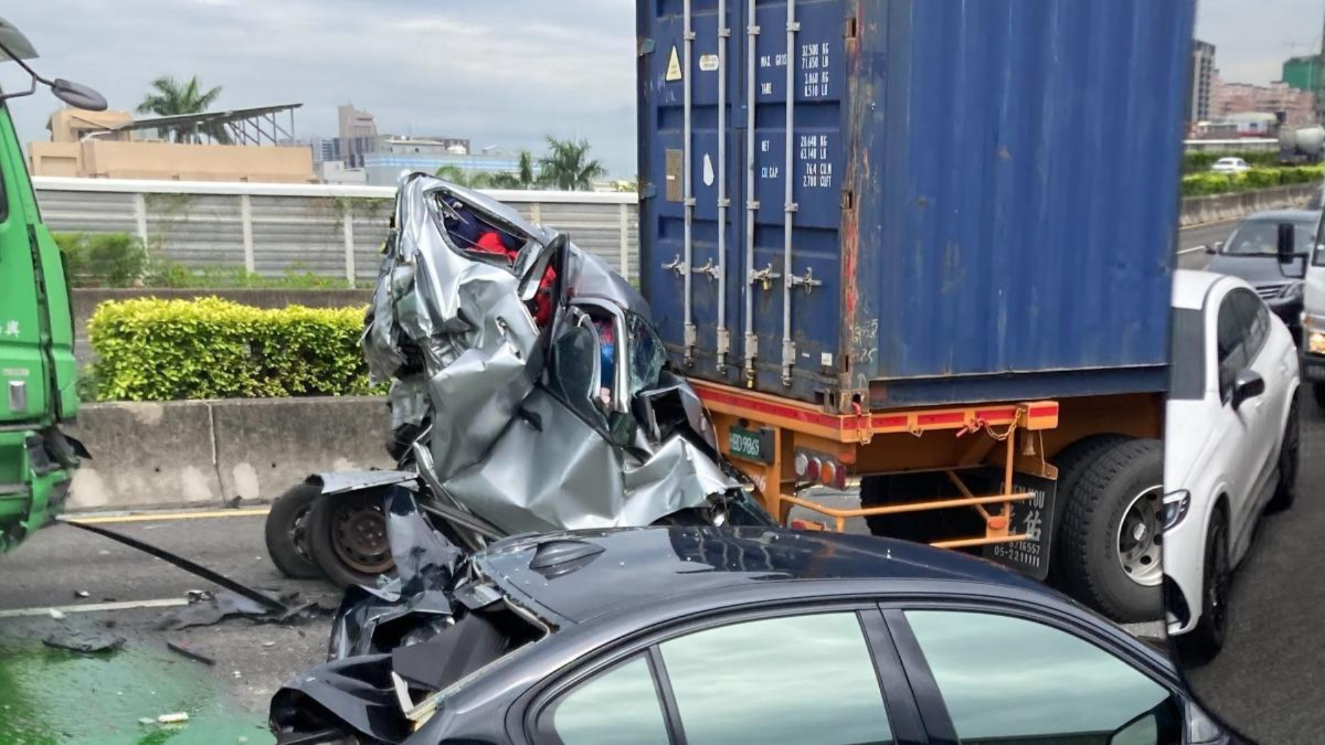 快訊／國一4車連環撞 ！1車遭卡車夾擊「爛成鐵餅」夫當場身亡妻搶救不治 | 地球黃金線