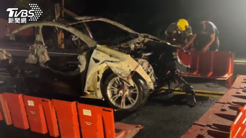 特斯拉斷2截燒成火球原因曝！疑「變換車道不當」才釀車輛失控 | 地球黃金線