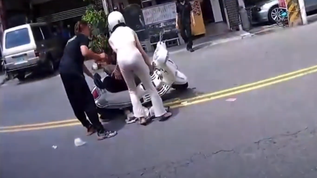 台中男騎車吃饅頭自摔！網驚「像女生」更不解：舉雙手歡呼再趕緊照鏡子？ | 地球黃金線