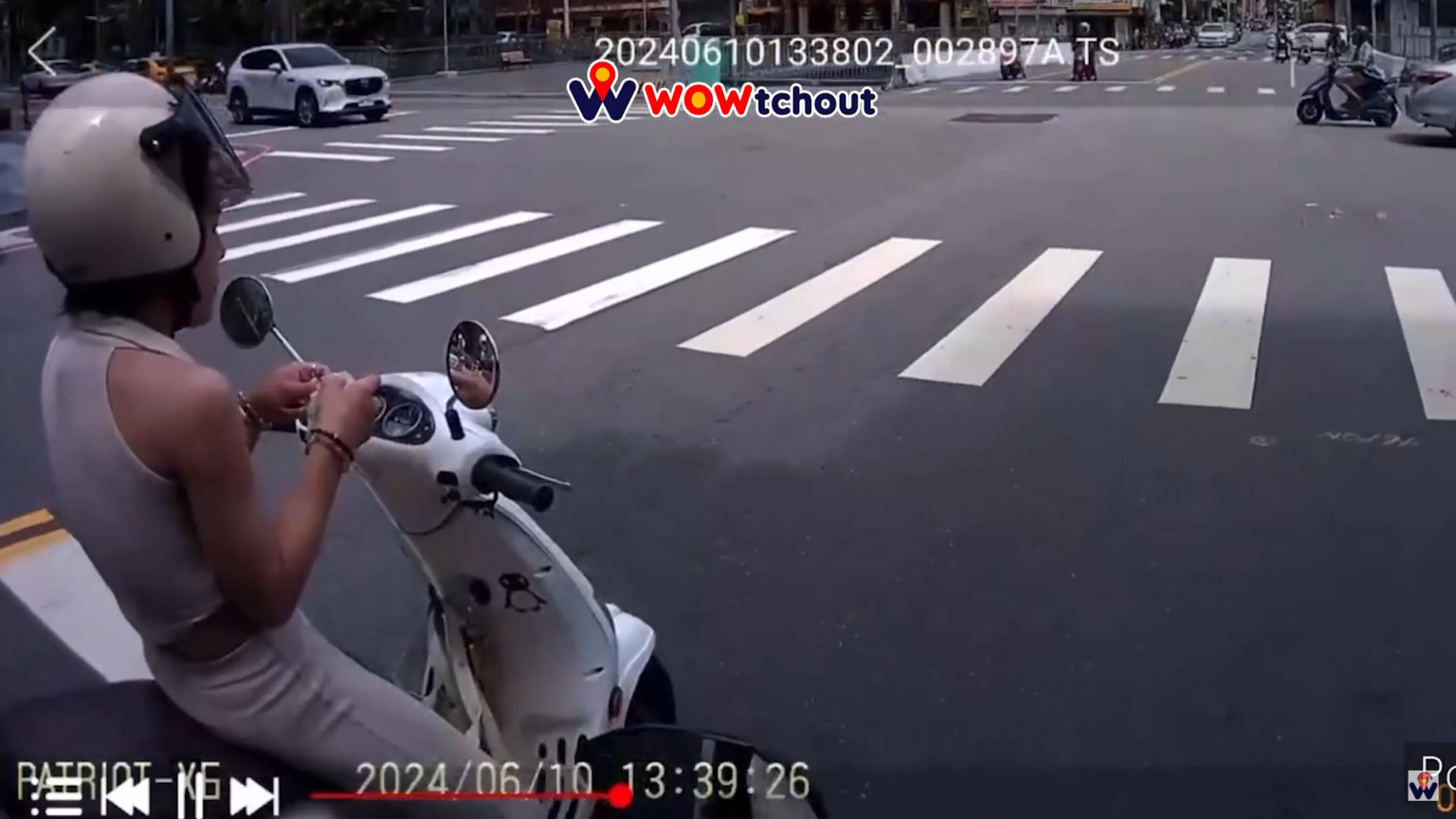 台中男騎車吃饅頭自摔！網驚「像女生」更不解：舉雙手歡呼再趕緊照鏡子？ | 地球黃金線