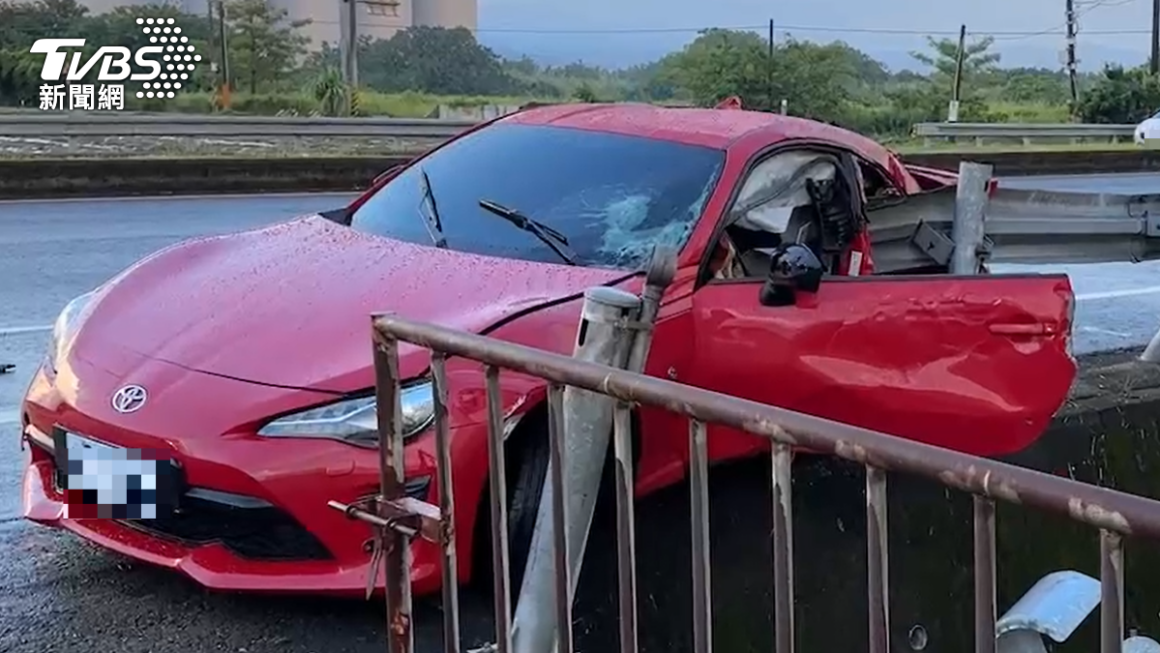 雲林Toyota 86失控衝對向車道插進護欄，車輛嚴重損毀駕駛當場身亡 | 地球黃金線
