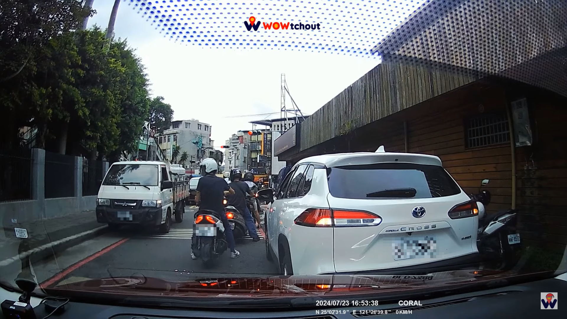 民眾Po出警方遇違停卻直接離開？網酸：大違停時代警察都管不了 | 地球黃金線