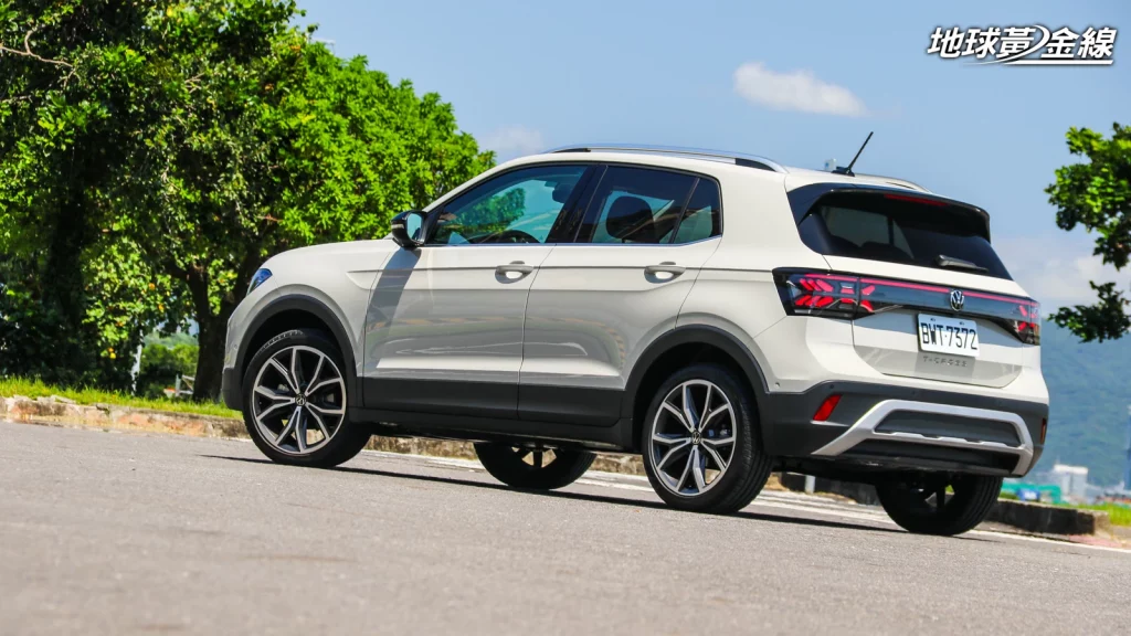 試駕／T-Cross小改款燈光科技有感升級，靈巧好開猶似都會精靈 | 地球黃金線
