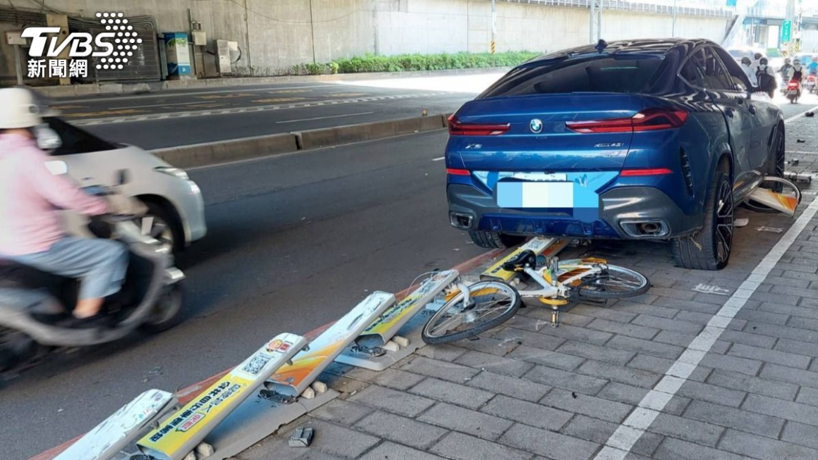 永和這輛BMW X6怎麼開的？衝人行道鏟斷19根YouBike停車柱與3輛腳踏車 | 地球黃金線