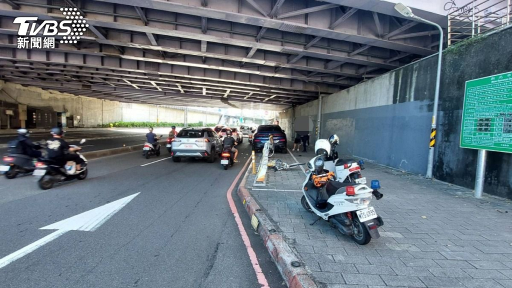 永和這輛BMW X6怎麼開的？衝人行道鏟斷19根YouBike停車柱與3輛腳踏車 | 地球黃金線