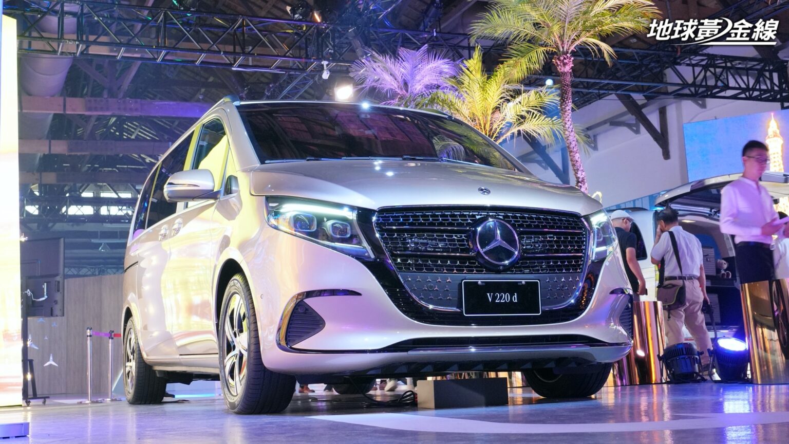 全新小改款M-Benz V-Class售價262萬起，豪華外觀與奢華內裝全面升級 | 地球黃金線