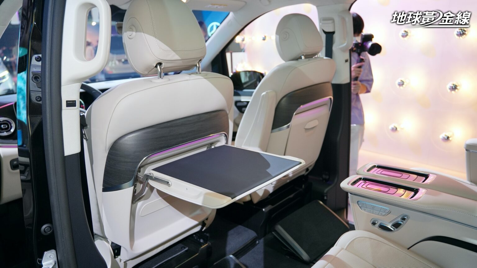 全新小改款M-Benz V-Class售價262萬起，豪華外觀與奢華內裝全面升級 | 地球黃金線