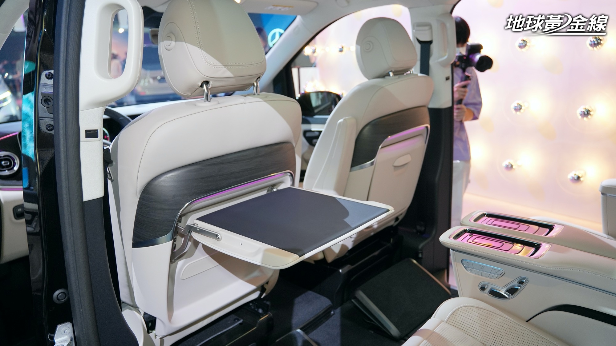 全新小改款M-Benz V-Class售價262萬起，豪華外觀與奢華內裝全面升級 | 地球黃金線