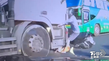 高雄大貨車「逆向行駛」撞騎士險釀重大悲劇！肇事逃逸的大學長抓到了 | 地球黃金線