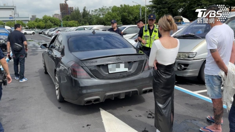 19歲嫩妹開賓士改裝車參加告別式，警方查獲毒品與假車牌供稱：男友的車 | 地球黃金線