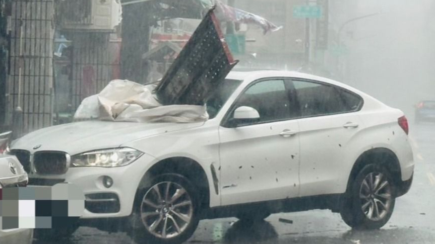 山陀兒颱風登陸高雄就釀災情！BMW X6被天外飛來「鷹架踏板」插進前擋 | 地球黃金線