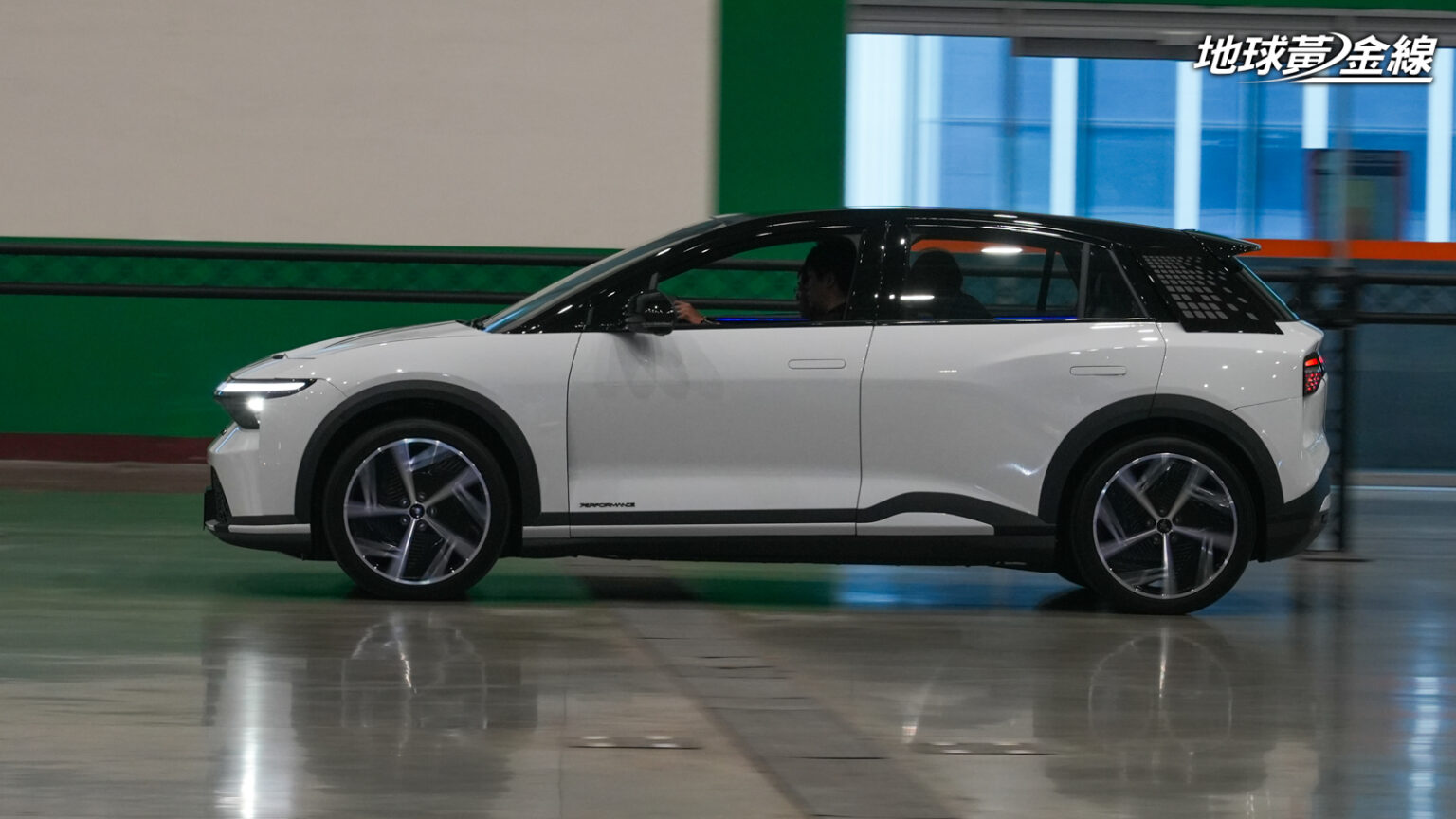 鴻華量產版Model B亮相，將帶來後驅與四驅Performance車型！ | 地球黃金線