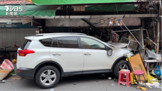 Toyota RAV4駕駛失控衝撞迪化街路邊車輛與攤販，車頭凹陷卡住現場面目全非 | 地球黃金線