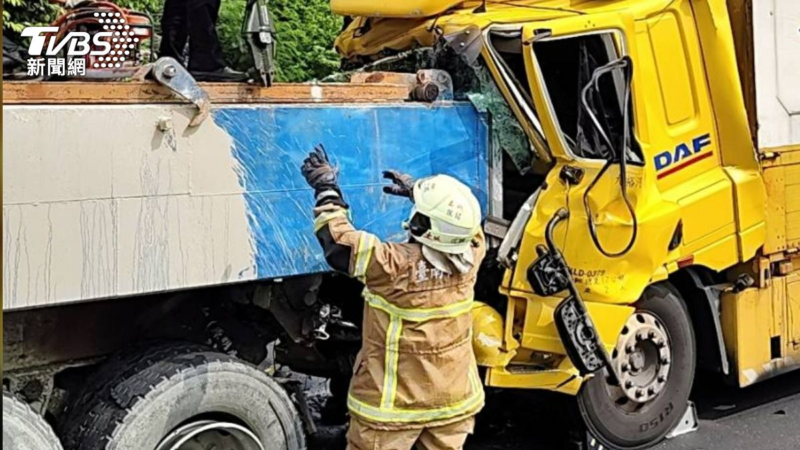 台南貨櫃車追撞曳引車貨斗，車頭變形嚴重駕駛受困身亡 | 地球黃金線