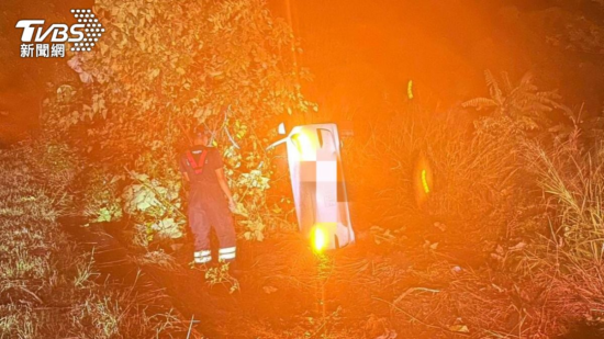 特斯拉電動車「壓到水坑」失控！深夜慘掉草叢側翻90度畫面曝 | 地球黃金線