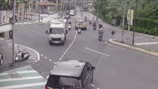 三重女騎士左轉鬼之切入！撞上休旅車慘摔掀網調侃：不出意外果然出意外 | 地球黃金線