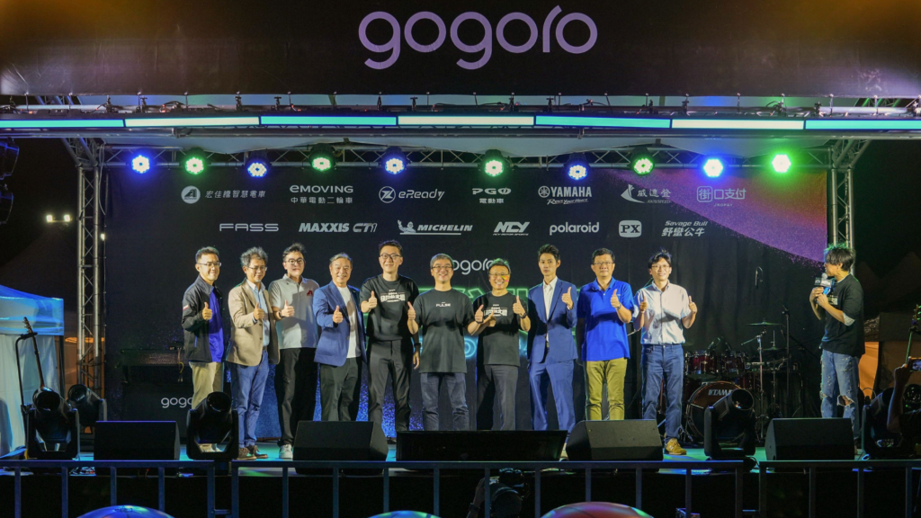 超過1400台Gogoro「快閃台北橋」再現機車瀑布！新任董事長與2000人狂歡螢光派對 | 地球黃金線