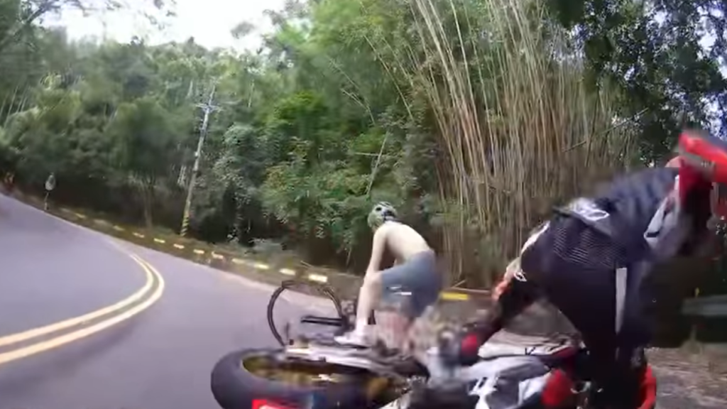 紅牌重機「急煞翹後輪」避免與逆向單車女嚴重對撞！達人雷尼分析為何「閃不過」 | 地球黃金線